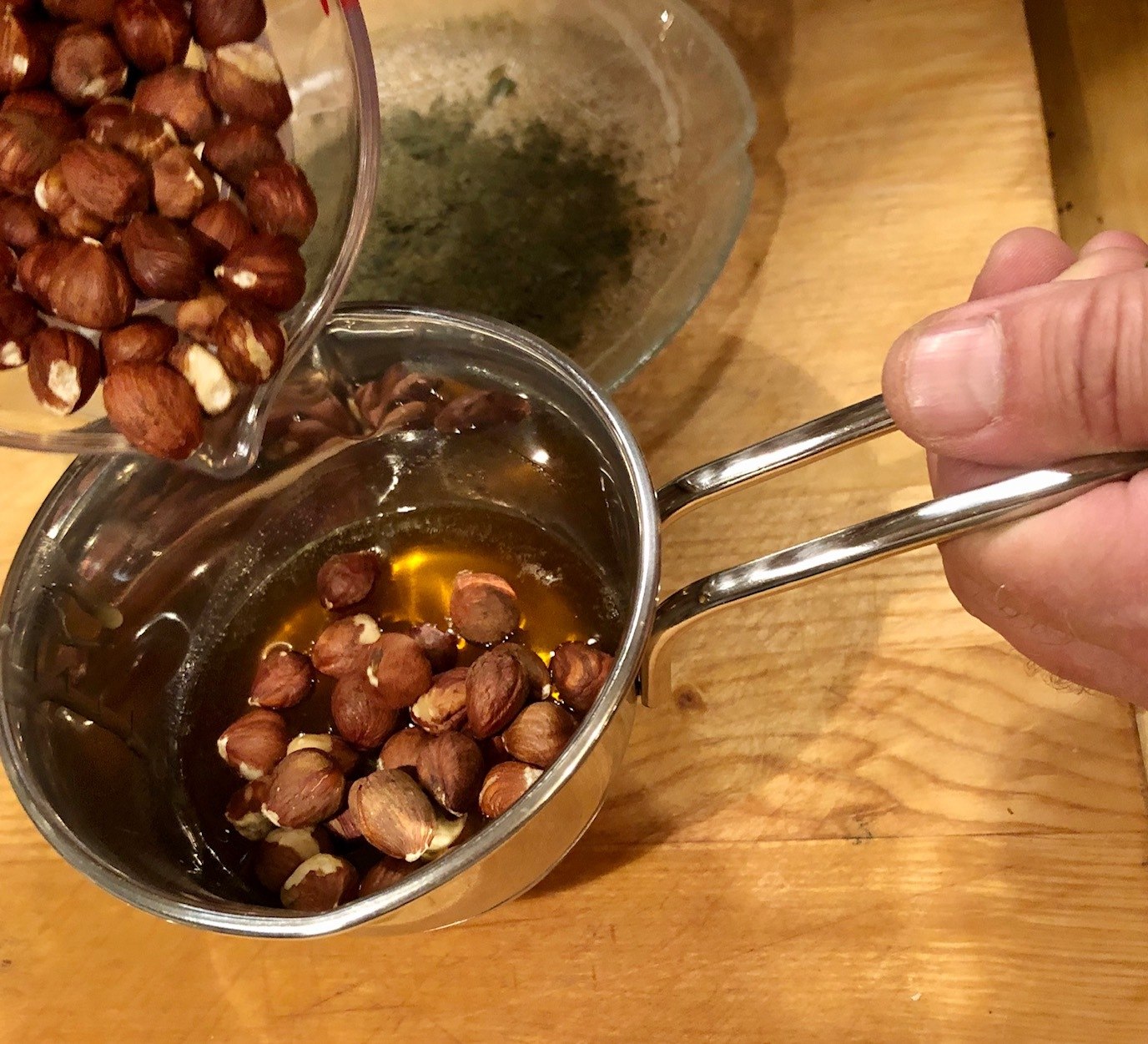 Honningristede hasselnøtter med sagtang eller butare - Ting med Tang